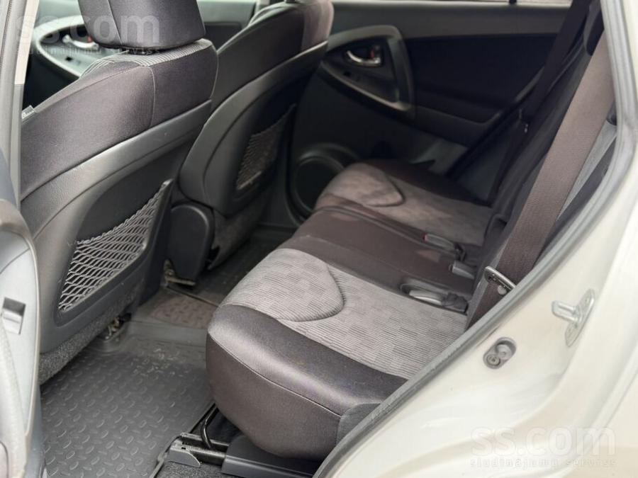 Balts Toyota RAV4 2011 Rīga, ar dzinēja tilpumu 2.20 L un nobraukumu 236 tūkst. km par 6990 €, foto 14 vietnē AUTOMOTO.COM.LV