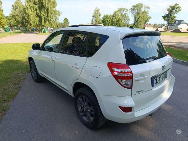 White Toyota RAV4 2011 in Taurage, with an engine capacity of 2.23 L and mileage of 230 thousand km for 7700 €, photo 9 on AUTOMOTO.COM.LV