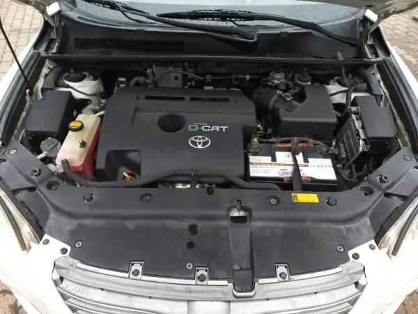 White Toyota RAV4 2011 in Riga, with an engine capacity of 2.20 L and mileage of 220 thousand km for 8400 €, photo 1 on AUTOMOTO.COM.LV