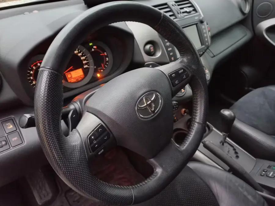 Balts Toyota RAV4 2011 Rīga, ar dzinēja tilpumu 2.20 L un nobraukumu 220 tūkst. km par 8400 €, foto 3 vietnē AUTOMOTO.COM.LV