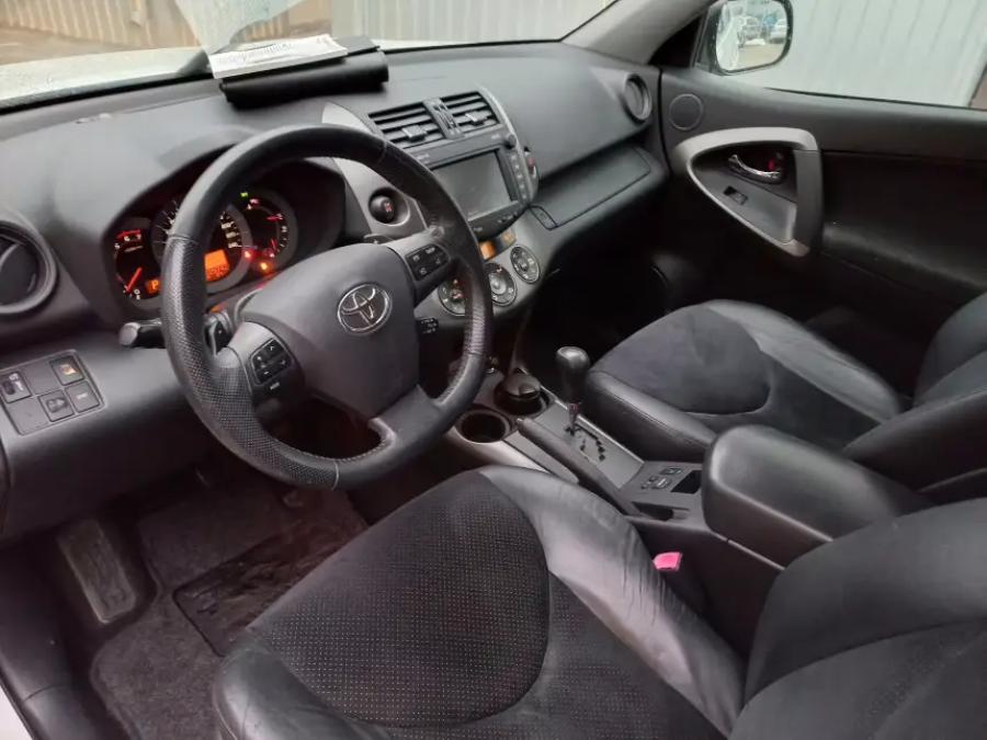 Balts Toyota RAV4 2011 Rīga, ar dzinēja tilpumu 2.20 L un nobraukumu 220 tūkst. km par 8400 €, foto 4 vietnē AUTOMOTO.COM.LV