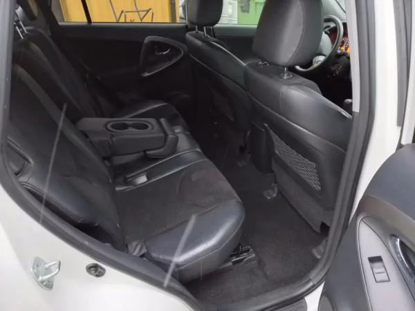 White Toyota RAV4 2011 in Riga, with an engine capacity of 2.20 L and mileage of 220 thousand km for 8400 €, photo 4 on AUTOMOTO.COM.LV