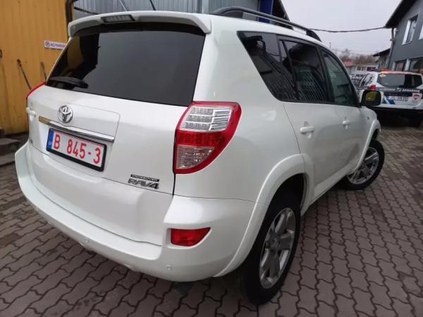 White Toyota RAV4 2011 in Riga, with an engine capacity of 2.20 L and mileage of 220 thousand km for 8400 €, photo 7 on AUTOMOTO.COM.LV