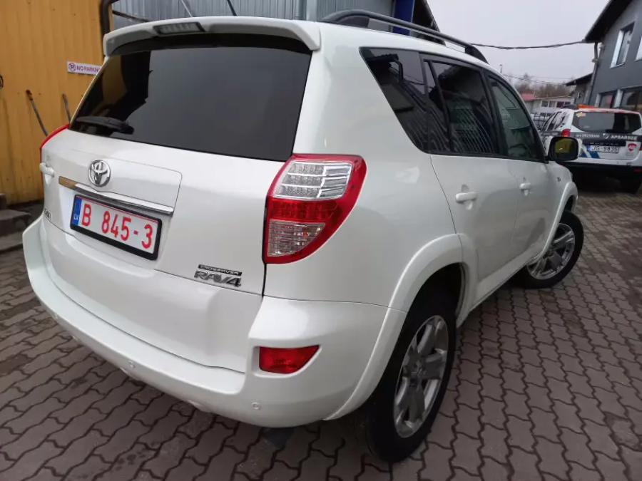 Balts Toyota RAV4 2011 Rīga, ar dzinēja tilpumu 2.20 L un nobraukumu 220 tūkst. km par 8400 €, foto 8 vietnē AUTOMOTO.COM.LV