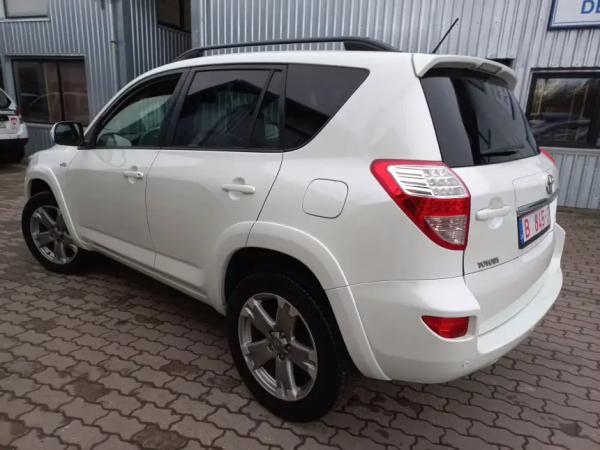 White Toyota RAV4 2011 in Riga, with an engine capacity of 2.20 L and mileage of 220 thousand km for 8400 €, photo 8 on AUTOMOTO.COM.LV