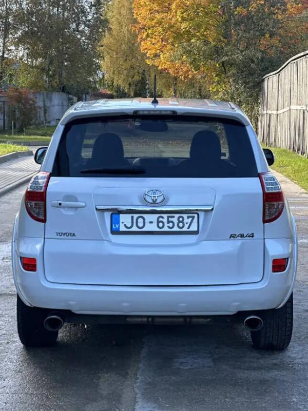 White Toyota RAV4 2011 in Riga, with an engine capacity of 2.20 L and mileage of 161 thousand km for 7990 €, photo 5 on AUTOMOTO.COM.LV