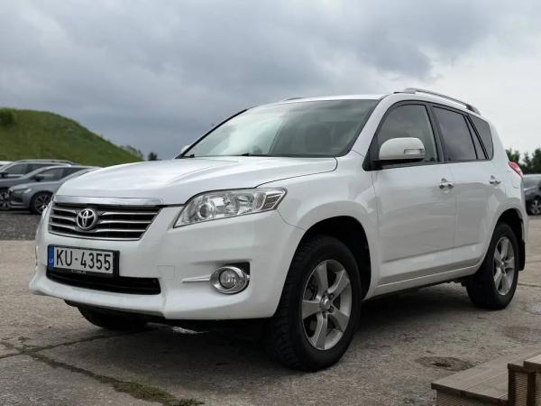 White Toyota RAV4 2011 in Riga, with an engine capacity of 2.20 L and mileage of 236 thousand km for 6990 €, photo 3 on AUTOMOTO.COM.LV