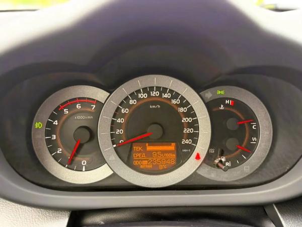 White Toyota RAV4 2011 in Riga, with an engine capacity of 2.20 L and mileage of 236 thousand km for 6990 €, photo 5 on AUTOMOTO.COM.LV