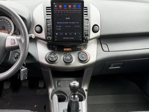 White Toyota RAV4 2011 in Riga, with an engine capacity of 2.20 L and mileage of 236 thousand km for 6990 €, photo 9 on AUTOMOTO.COM.LV