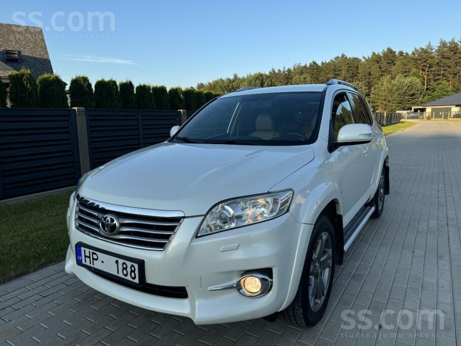 White Toyota RAV4 2011 in Riga, with an engine capacity of 2.20 L and mileage of 0 thousand km for 4950 €, photo 4 on AUTOMOTO.COM.LV