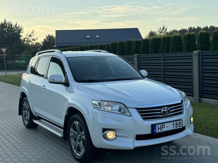 White Toyota RAV4 2011 in Riga, with an engine capacity of 2.20 L and mileage of 0 thousand km for 4950 €, photo 5 on AUTOMOTO.COM.LV
