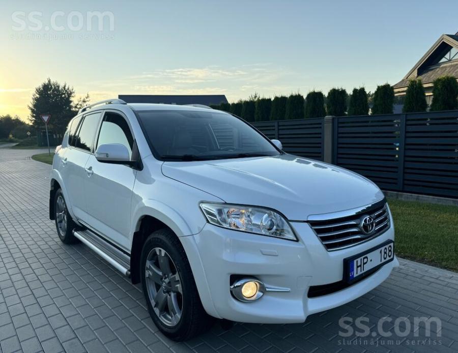 White Toyota RAV4 2011 in Riga, with an engine capacity of 2.20 L and mileage of 0 thousand km for 4950 €, photo 6 on AUTOMOTO.COM.LV