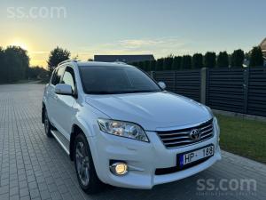 White Toyota RAV4 2011 in Riga, with an engine capacity of 2.20 L and mileage of 0 thousand km for 4950 €, photo 7 on AUTOMOTO.COM.LV