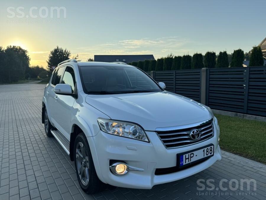 White Toyota RAV4 2011 in Riga, with an engine capacity of 2.20 L and mileage of 0 thousand km for 4950 €, photo 7 on AUTOMOTO.COM.LV