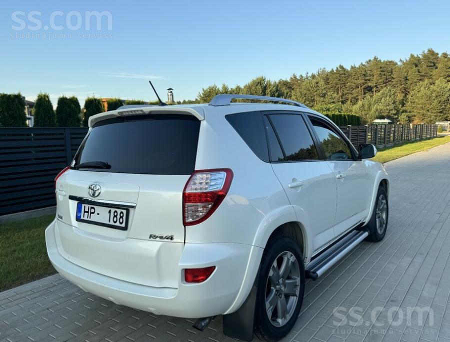 White Toyota RAV4 2011 in Riga, with an engine capacity of 2.20 L and mileage of 0 thousand km for 4950 €, photo 8 on AUTOMOTO.COM.LV