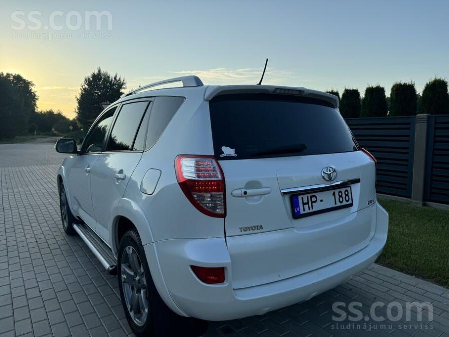 White Toyota RAV4 2011 in Riga, with an engine capacity of 2.20 L and mileage of 0 thousand km for 4950 €, photo 9 on AUTOMOTO.COM.LV