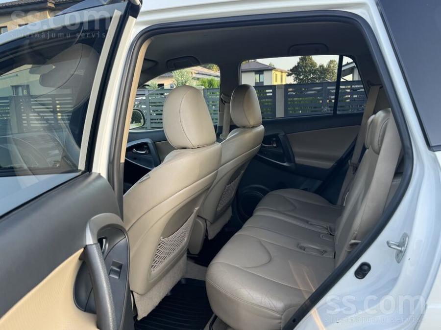 White Toyota RAV4 2011 in Riga, with an engine capacity of 2.20 L and mileage of 0 thousand km for 4950 €, photo 10 on AUTOMOTO.COM.LV