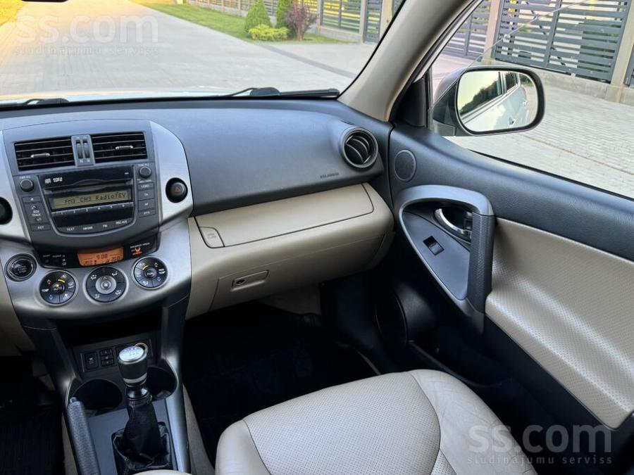 White Toyota RAV4 2011 in Riga, with an engine capacity of 2.20 L and mileage of 0 thousand km for 4950 €, photo 13 on AUTOMOTO.COM.LV