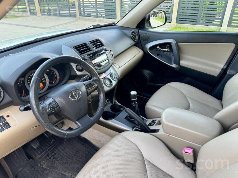 White Toyota RAV4 2011 in Riga, with an engine capacity of 2.20 L and mileage of 0 thousand km for 4950 €, photo 15 on AUTOMOTO.COM.LV