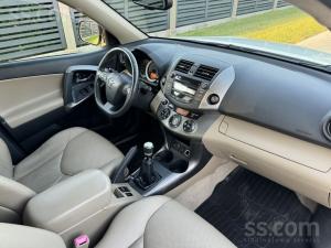 White Toyota RAV4 2011 in Riga, with an engine capacity of 2.20 L and mileage of 0 thousand km for 4950 €, photo 16 on AUTOMOTO.COM.LV