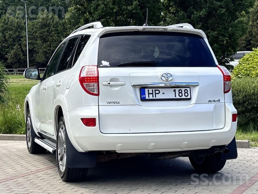 White Toyota RAV4 2011 in Riga, with an engine capacity of 2.20 L and mileage of 0 thousand km for 5350 €, photo 4 on AUTOMOTO.COM.LV