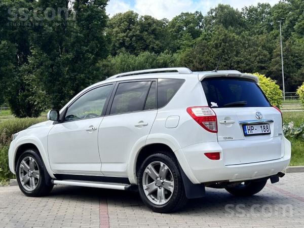 Balts Toyota RAV4 2011 Rīga, ar dzinēja tilpumu 2.20 L un nobraukumu 0 tūkst. km par 5350 €, foto 4 vietnē AUTOMOTO.COM.LV