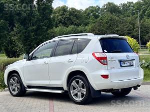 White Toyota RAV4 2011 in Riga, with an engine capacity of 2.20 L and mileage of 0 thousand km for 5350 €, photo 5 on AUTOMOTO.COM.LV