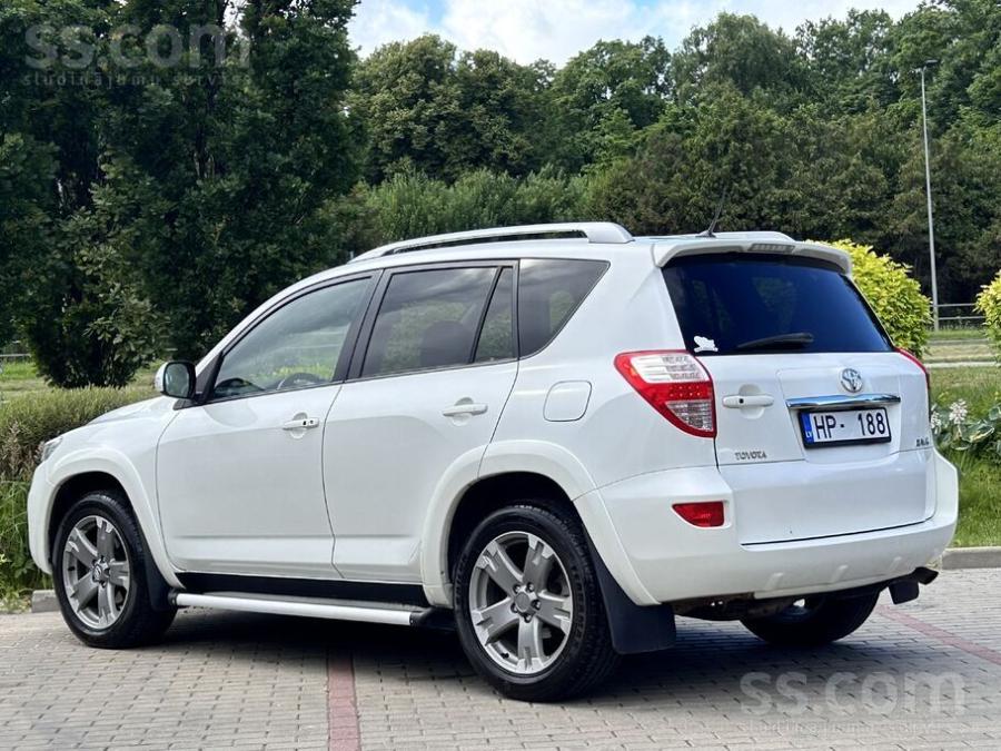 White Toyota RAV4 2011 in Riga, with an engine capacity of 2.20 L and mileage of 0 thousand km for 5350 €, photo 5 on AUTOMOTO.COM.LV