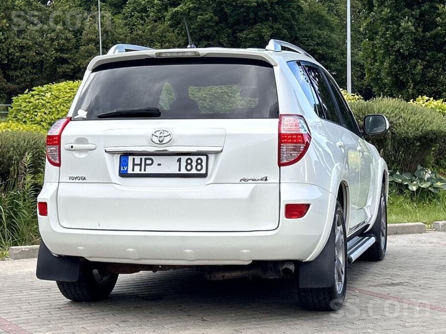 White Toyota RAV4 2011 in Riga, with an engine capacity of 2.20 L and mileage of 0 thousand km for 5350 €, photo 8 on AUTOMOTO.COM.LV