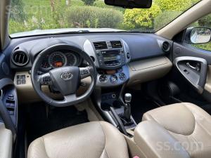White Toyota RAV4 2011 in Riga, with an engine capacity of 2.20 L and mileage of 0 thousand km for 5350 €, photo 12 on AUTOMOTO.COM.LV