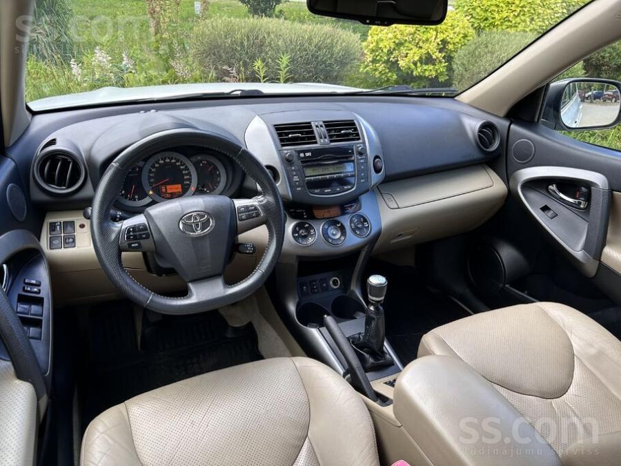 White Toyota RAV4 2011 in Riga, with an engine capacity of 2.20 L and mileage of 0 thousand km for 5350 €, photo 12 on AUTOMOTO.COM.LV