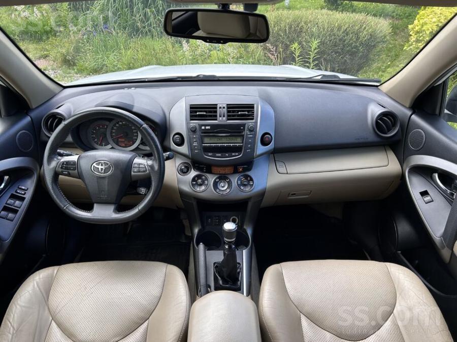 White Toyota RAV4 2011 in Riga, with an engine capacity of 2.20 L and mileage of 0 thousand km for 5350 €, photo 13 on AUTOMOTO.COM.LV