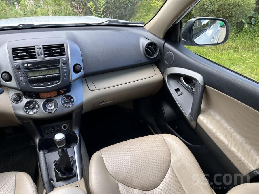 White Toyota RAV4 2011 in Riga, with an engine capacity of 2.20 L and mileage of 0 thousand km for 5350 €, photo 14 on AUTOMOTO.COM.LV