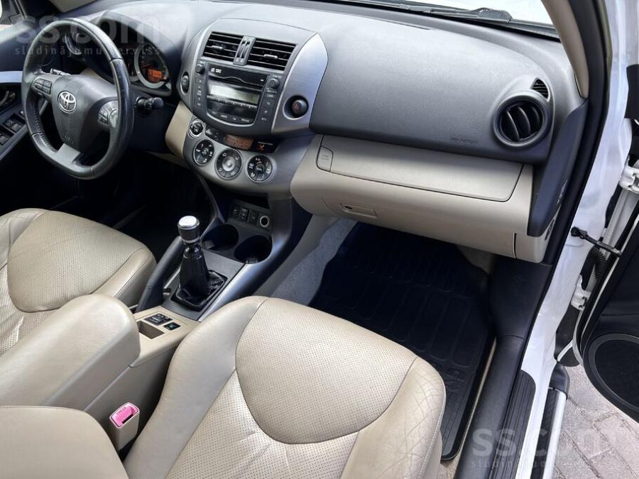 White Toyota RAV4 2011 in Riga, with an engine capacity of 2.20 L and mileage of 0 thousand km for 5350 €, photo 16 on AUTOMOTO.COM.LV
