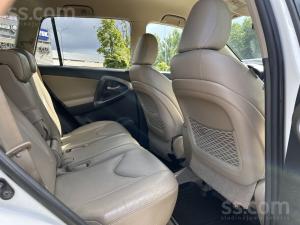 White Toyota RAV4 2011 in Riga, with an engine capacity of 2.20 L and mileage of 0 thousand km for 5350 €, photo 18 on AUTOMOTO.COM.LV