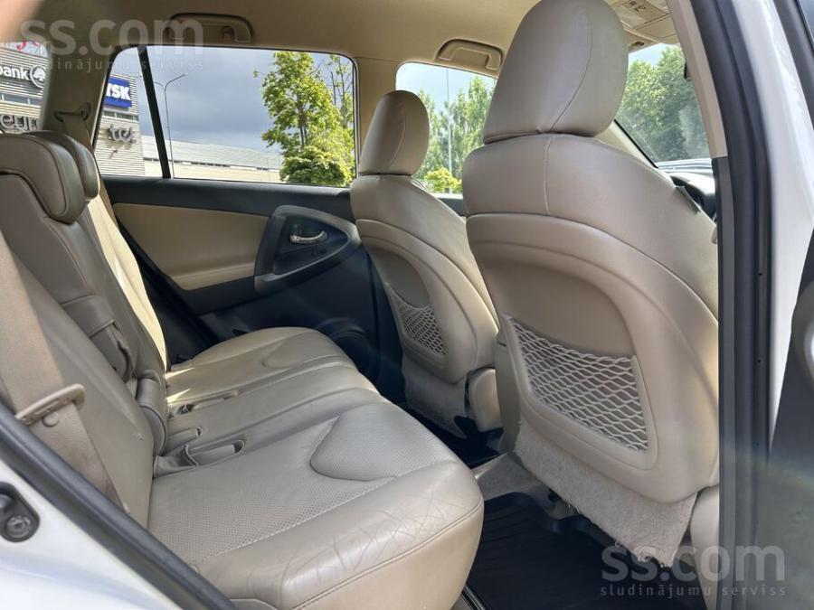 White Toyota RAV4 2011 in Riga, with an engine capacity of 2.20 L and mileage of 0 thousand km for 5350 €, photo 18 on AUTOMOTO.COM.LV
