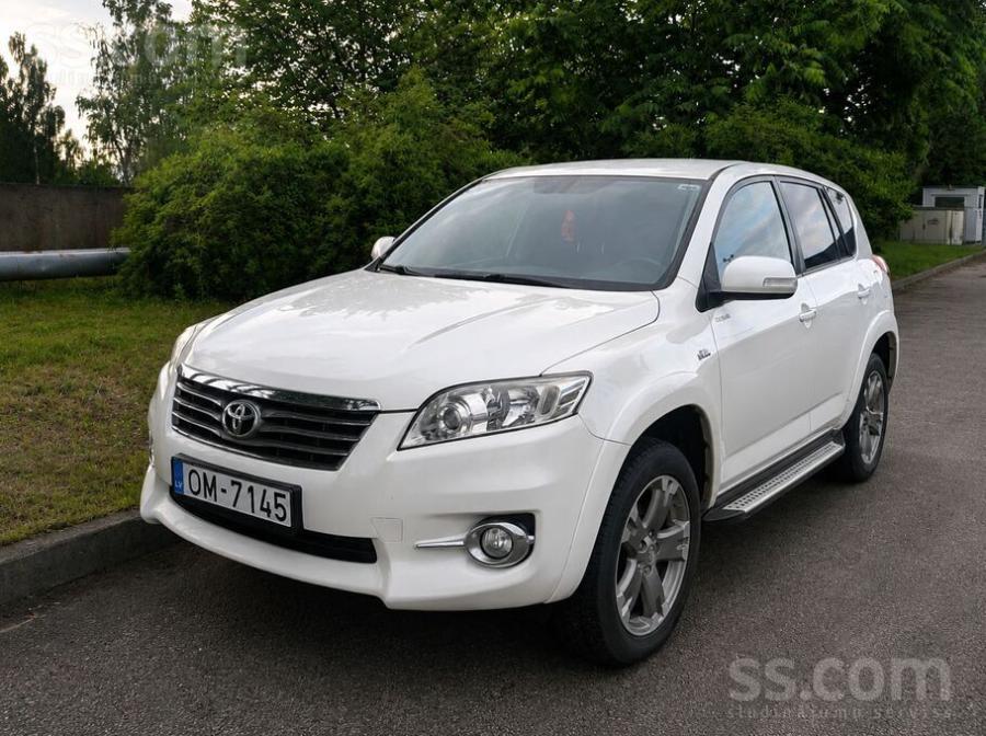 White Toyota RAV4 2011 in Riga, with an engine capacity of 2.20 L and mileage of 217 thousand km for 7000 €, photo 1 on AUTOMOTO.COM.LV