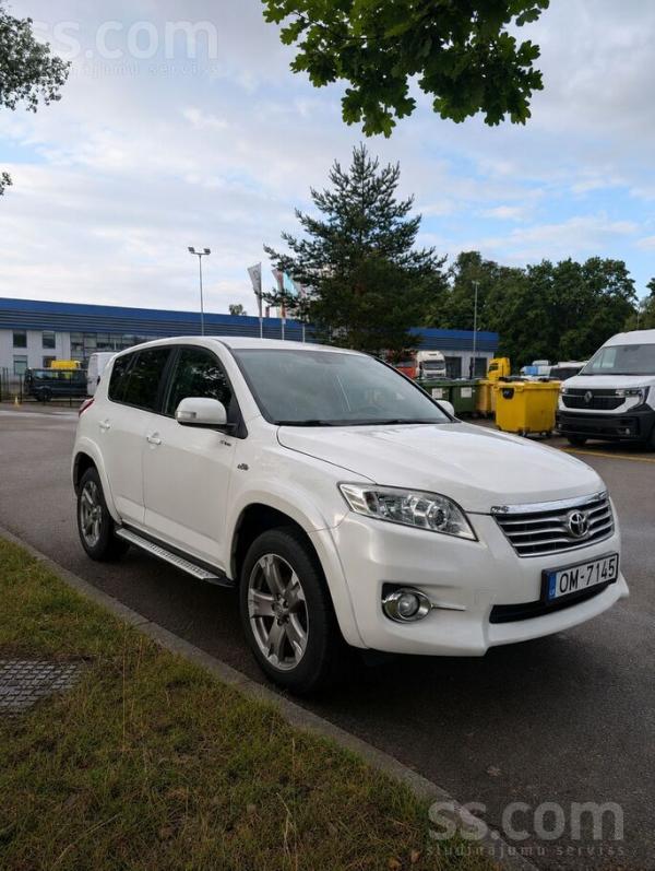 White Toyota RAV4 2011 in Riga, with an engine capacity of 2.20 L and mileage of 217 thousand km for 7000 €, photo 2 on AUTOMOTO.COM.LV