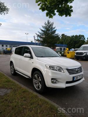 White Toyota RAV4 2011 in Riga, with an engine capacity of 2.20 L and mileage of 217 thousand km for 7000 €, photo 3 on AUTOMOTO.COM.LV