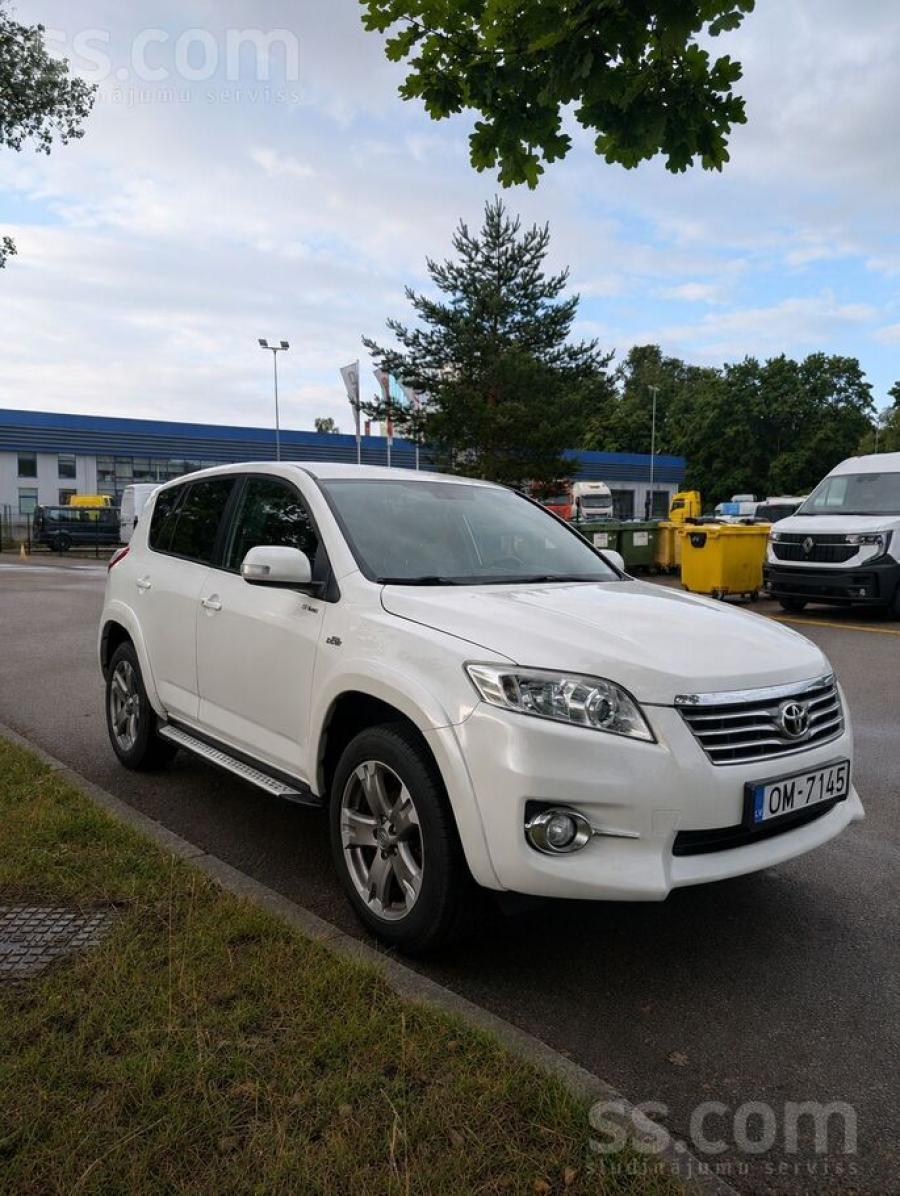 White Toyota RAV4 2011 in Riga, with an engine capacity of 2.20 L and mileage of 217 thousand km for 7000 €, photo 3 on AUTOMOTO.COM.LV