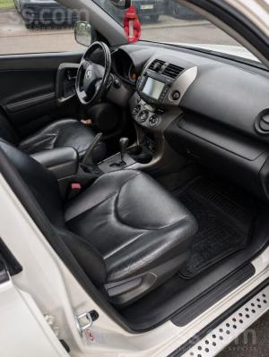 White Toyota RAV4 2011 in Riga, with an engine capacity of 2.20 L and mileage of 217 thousand km for 7000 €, photo 4 on AUTOMOTO.COM.LV