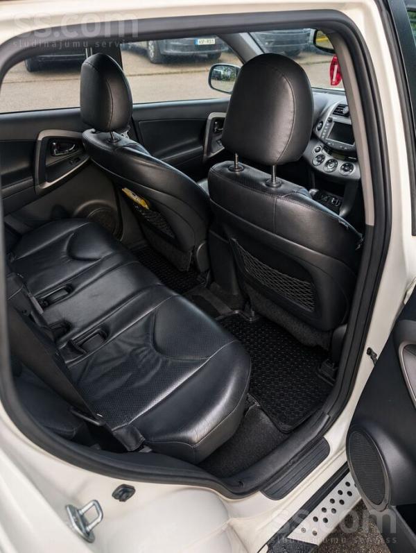White Toyota RAV4 2011 in Riga, with an engine capacity of 2.20 L and mileage of 217 thousand km for 7000 €, photo 4 on AUTOMOTO.COM.LV