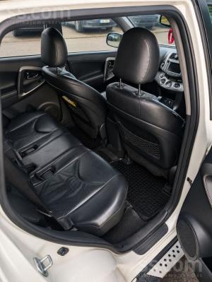 White Toyota RAV4 2011 in Riga, with an engine capacity of 2.20 L and mileage of 217 thousand km for 7000 €, photo 5 on AUTOMOTO.COM.LV