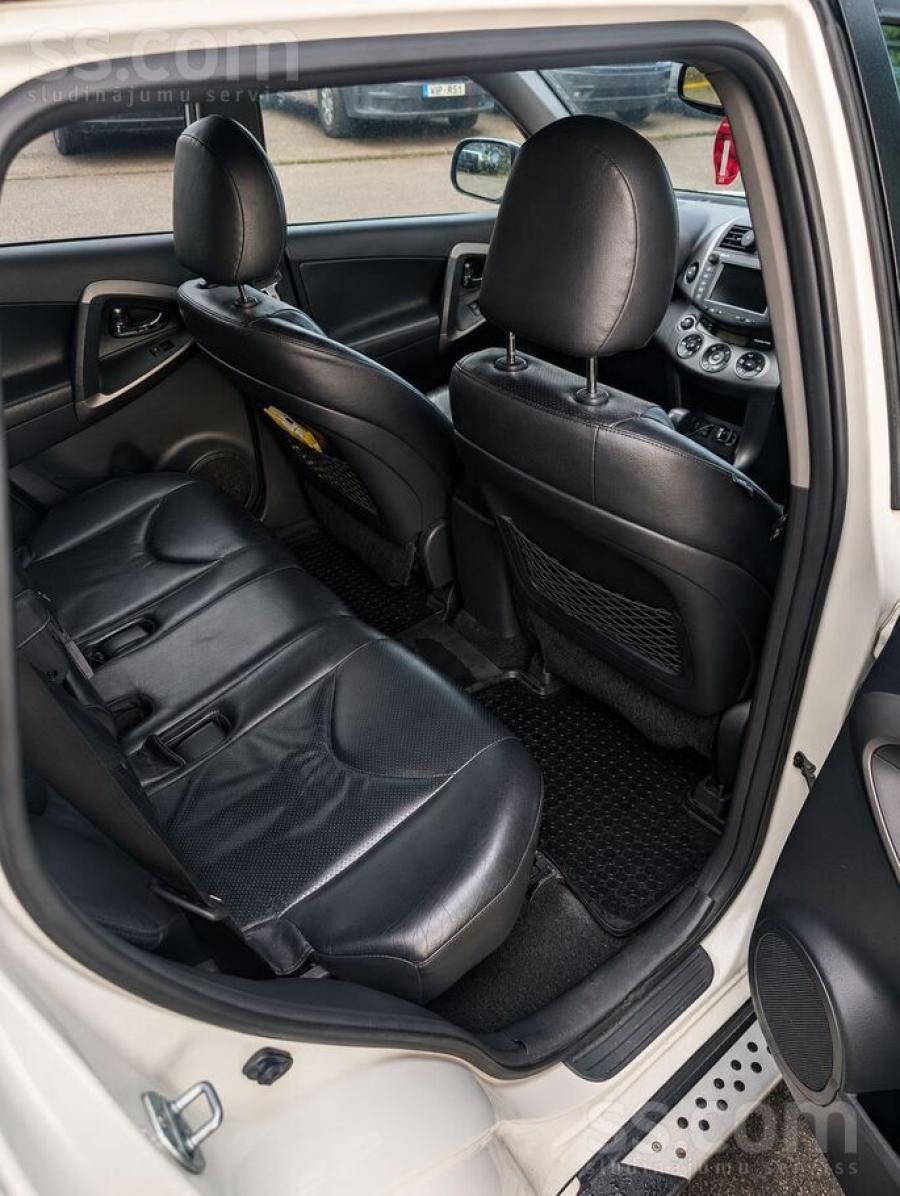 White Toyota RAV4 2011 in Riga, with an engine capacity of 2.20 L and mileage of 217 thousand km for 7000 €, photo 5 on AUTOMOTO.COM.LV