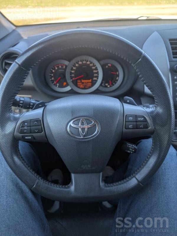 White Toyota RAV4 2011 in Riga, with an engine capacity of 2.20 L and mileage of 217 thousand km for 7000 €, photo 5 on AUTOMOTO.COM.LV