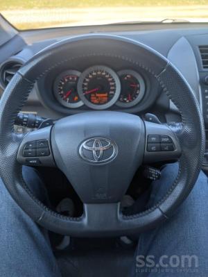 White Toyota RAV4 2011 in Riga, with an engine capacity of 2.20 L and mileage of 217 thousand km for 7000 €, photo 6 on AUTOMOTO.COM.LV