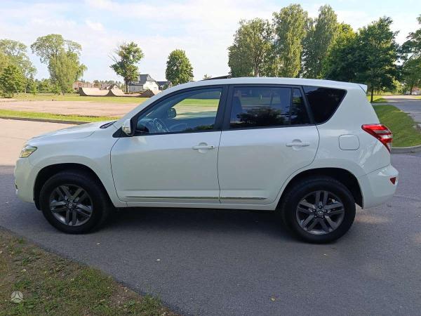 Balts Toyota RAV4 2011 Tauragė, ar dzinēja tilpumu 2.23 L un nobraukumu 230 tūkst. km par 7200 €, foto 8 vietnē AUTOMOTO.COM.LV