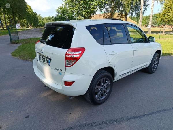 Balts Toyota RAV4 2011 Tauragė, ar dzinēja tilpumu 2.23 L un nobraukumu 230 tūkst. km par 7200 €, foto 9 vietnē AUTOMOTO.COM.LV