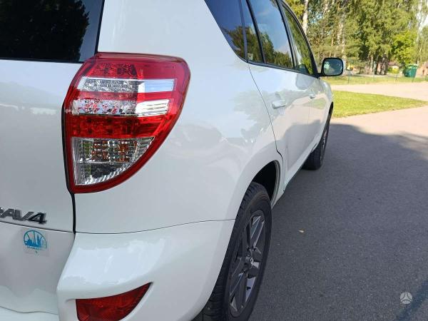 Balts Toyota RAV4 2011 Tauragė, ar dzinēja tilpumu 2.23 L un nobraukumu 230 tūkst. km par 7200 €, foto 10 vietnē AUTOMOTO.COM.LV