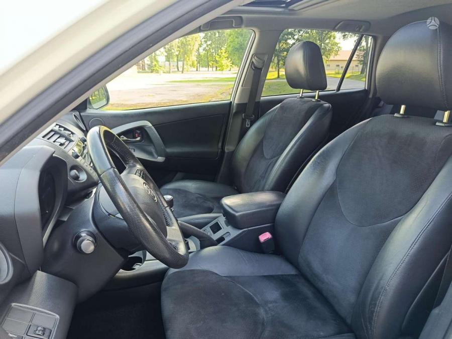 Balts Toyota RAV4 2011 Tauragė, ar dzinēja tilpumu 2.23 L un nobraukumu 230 tūkst. km par 7200 €, foto 16 vietnē AUTOMOTO.COM.LV
